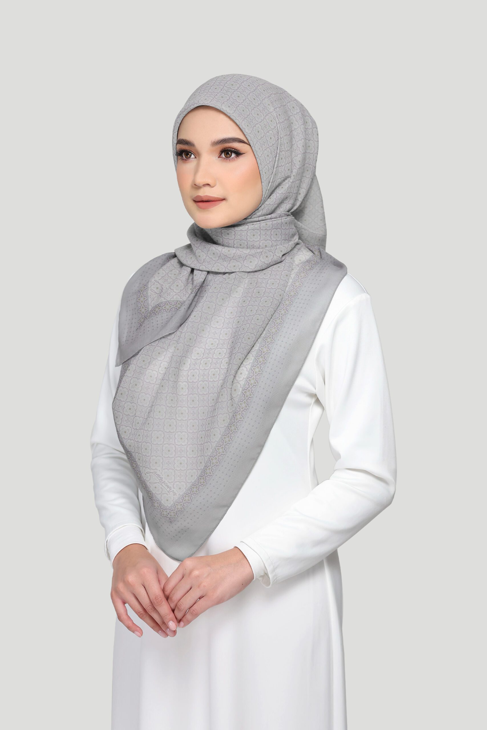 SARAH PORCELAIN – AYRAA – JIMMY SCARVES